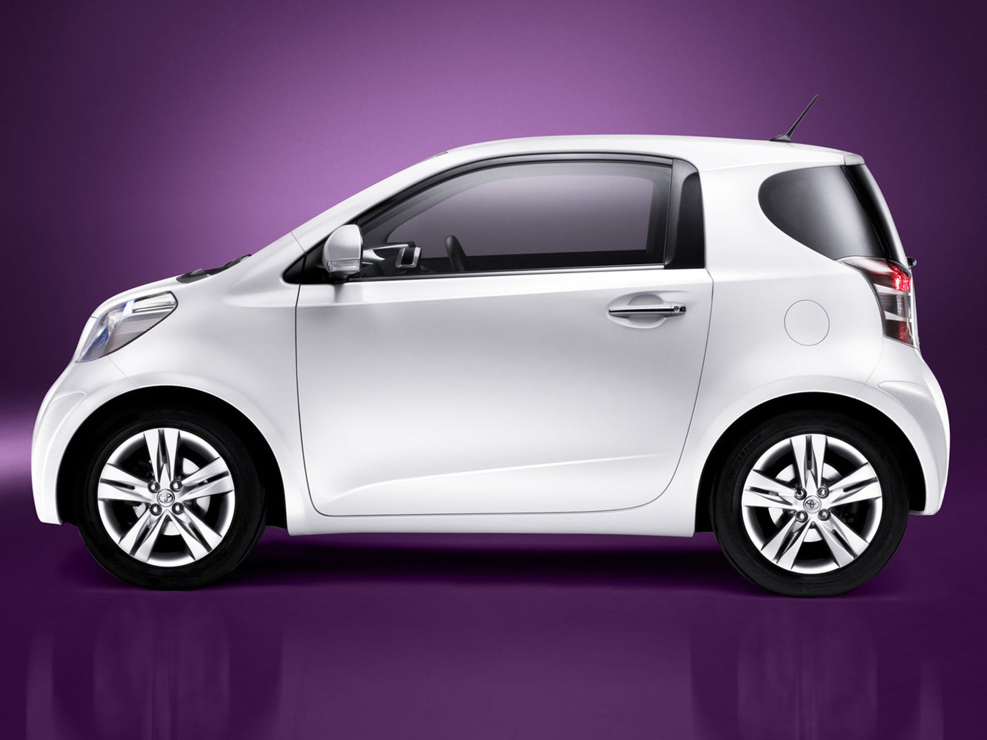 Noticias y artículos sobre el Toyota iQ, un coche urbano compacto y ...