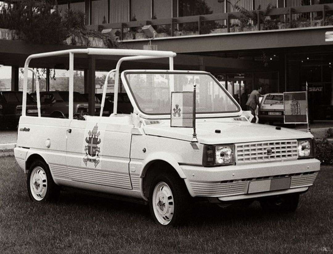 Los coches del Papa: historia de los Papamóviles