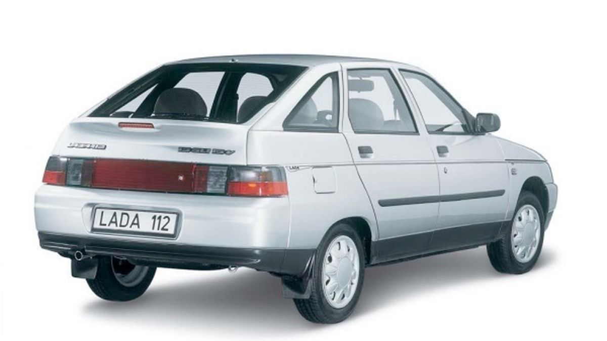 Un Lada pierde la luna trasera en plena carretera en Rusia