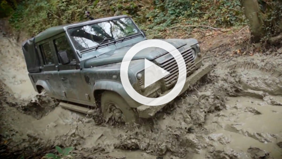 Vídeo: así se conduce el Land Rover Defender por el campo