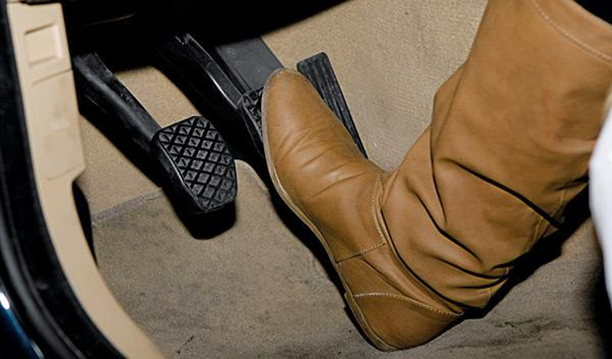 ¿Por qué el pedal del embrague de mi coche se pone duro?