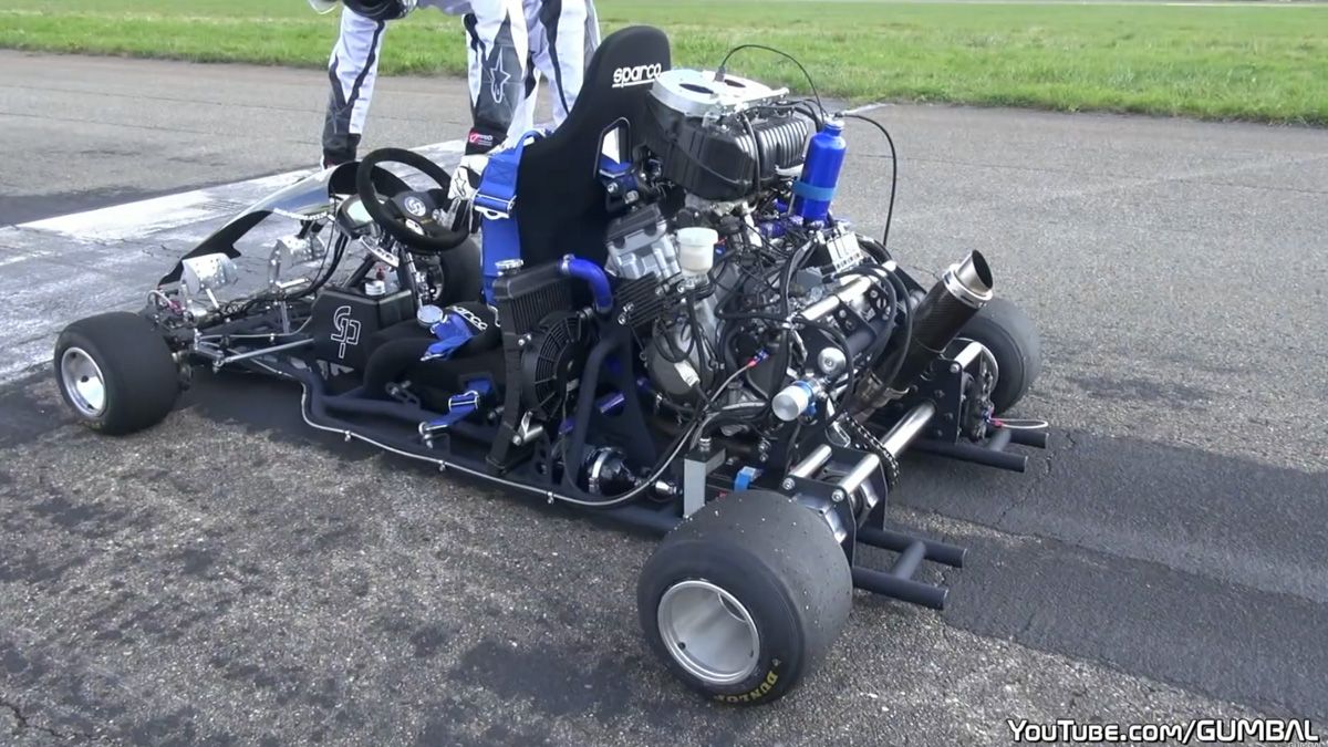 Brutal Drag Race: un Kart de 230 CV contra más de 1.000 CV