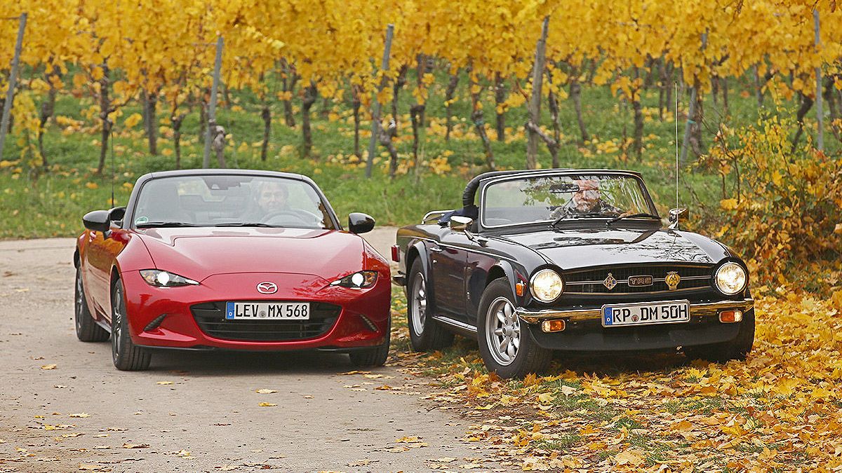 Duelo de ayer y hoy: Mazda MX-5 vs Triumph TR6