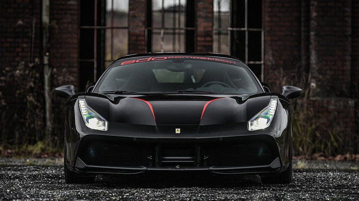 Black on Black Ferrari 488 GTB: todo al negro