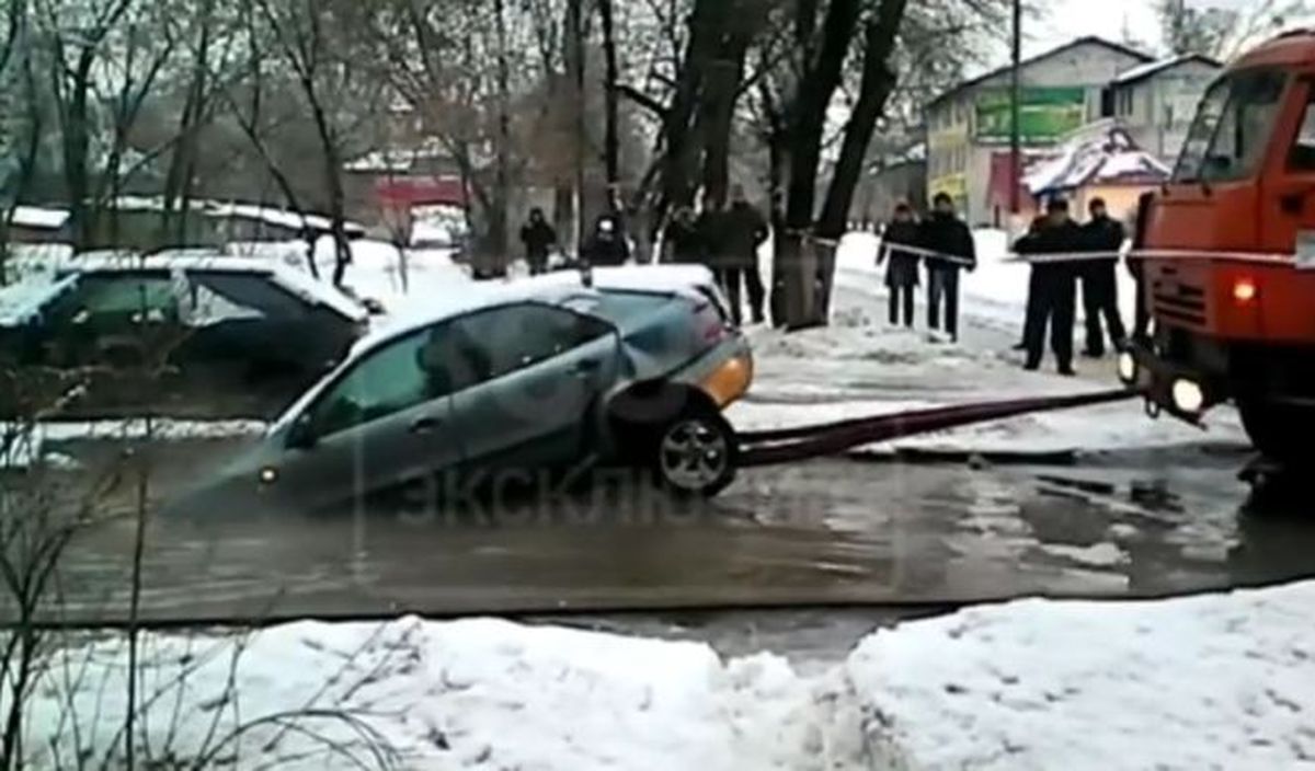 La peor forma de 'sacar' un coche atascado