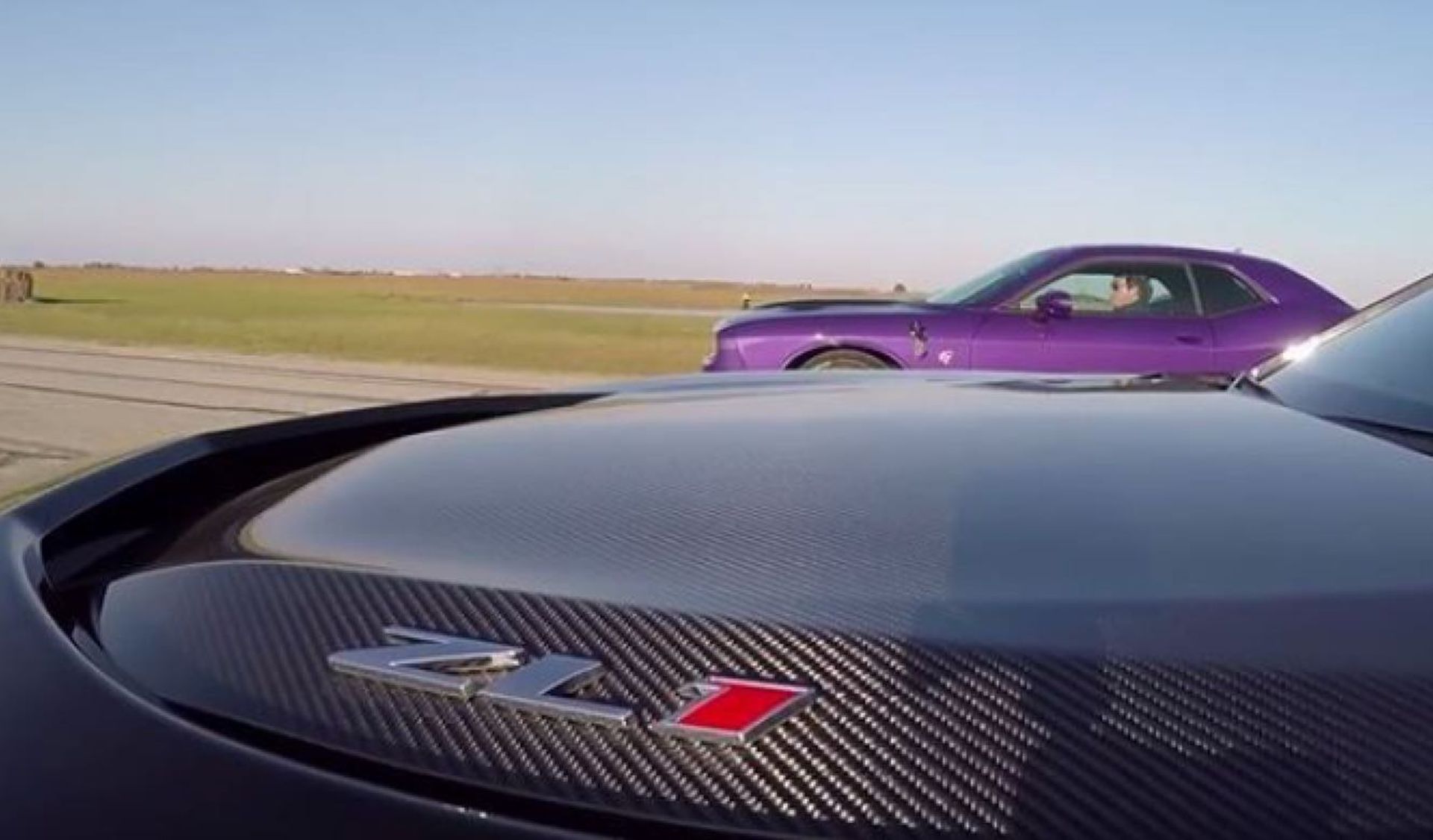 Vídeo: Chevrolet Camaro ZL1 vs Dodge Challenger Hellcat