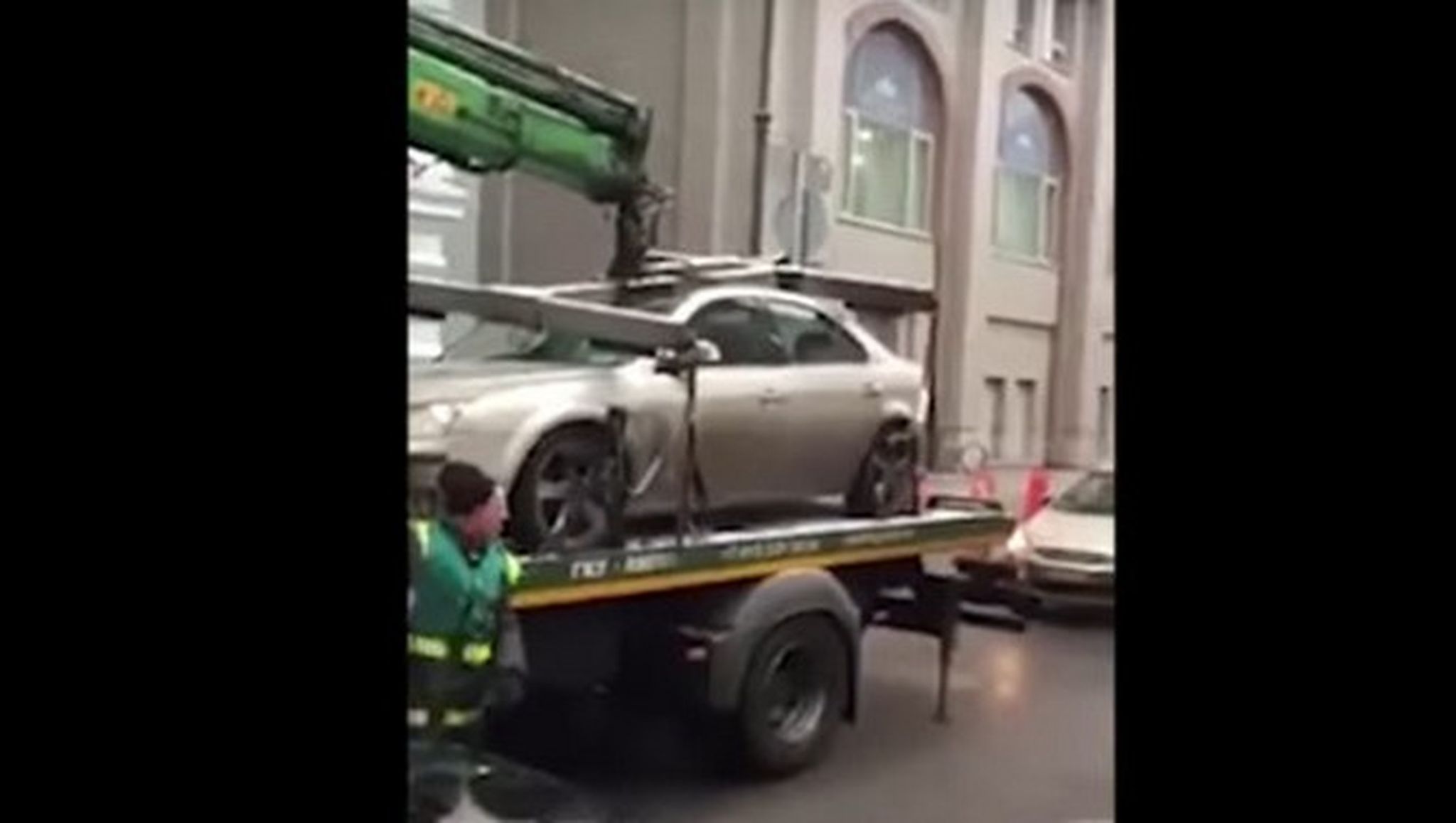 La grúa se lleva su coche y encima lo destroza