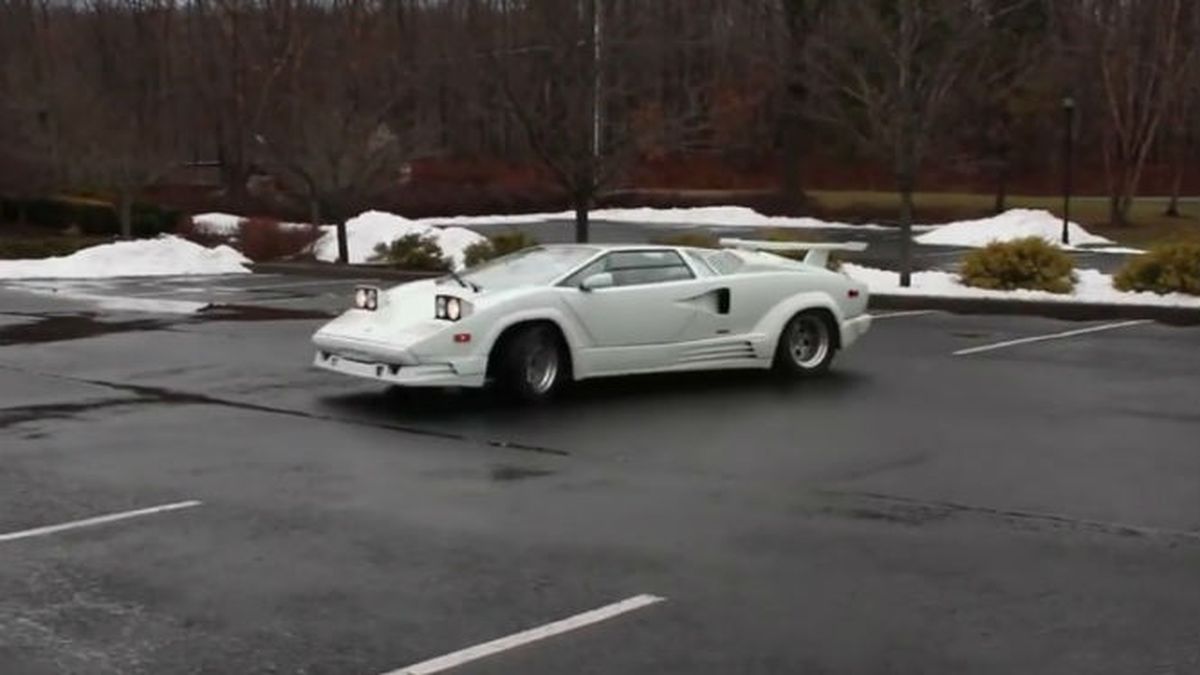 Así hace donuts todo un Lamborghini Countach