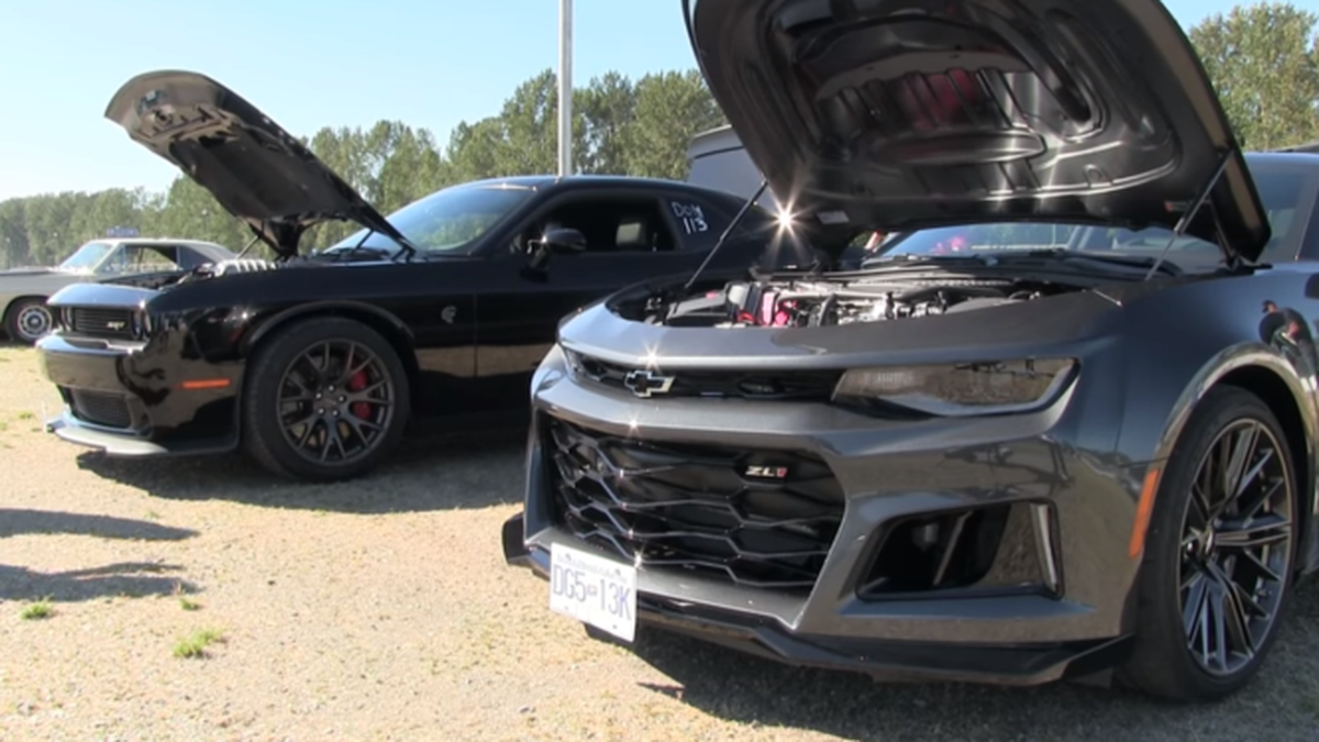 Drag Race: Chevrolet Camaro ZL1 2017 vs Challenger Hellcat