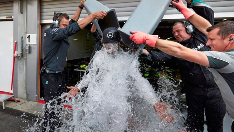 El cubo de hielo de Lewis Hamilton #icebucketchallenge