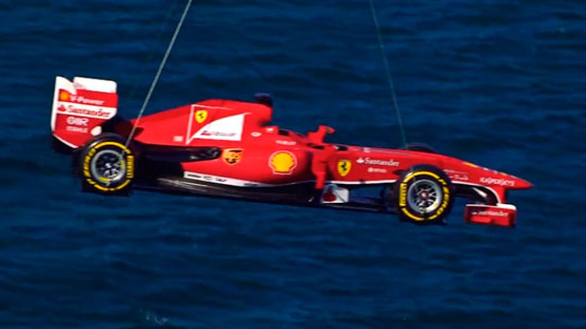 El Ferrari de Alonso vuela por Barcelona en helicóptero