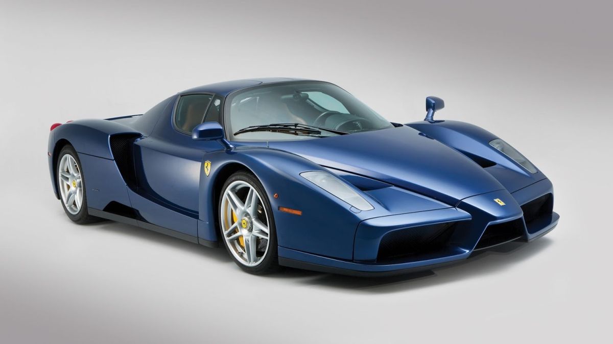 A subasta este Ferrari Enzo de color azul por 2 millones de euros
