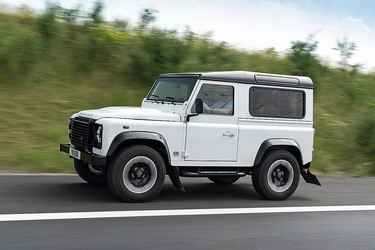 Prueba: Land Rover Works V8. El Defender más veloz de la historia