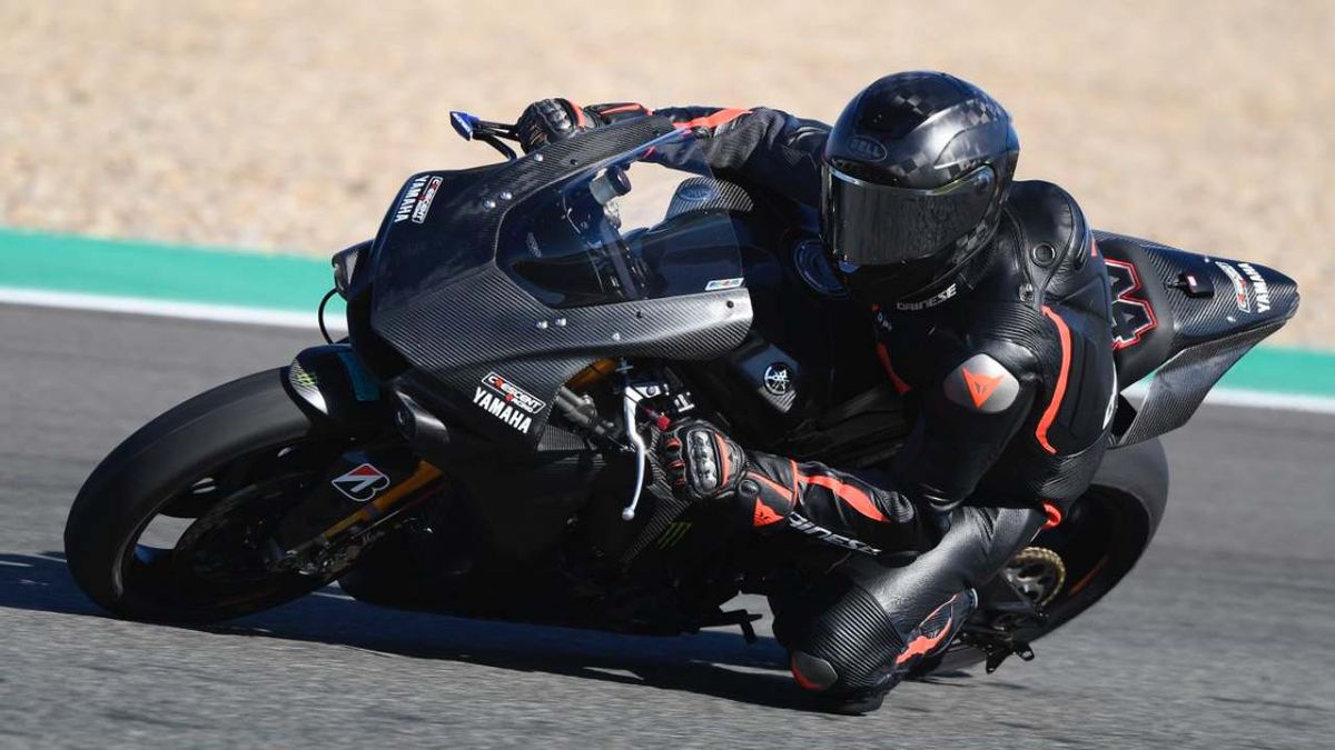 Hamilton confiesa su amor por las motos tras su test de Superbike