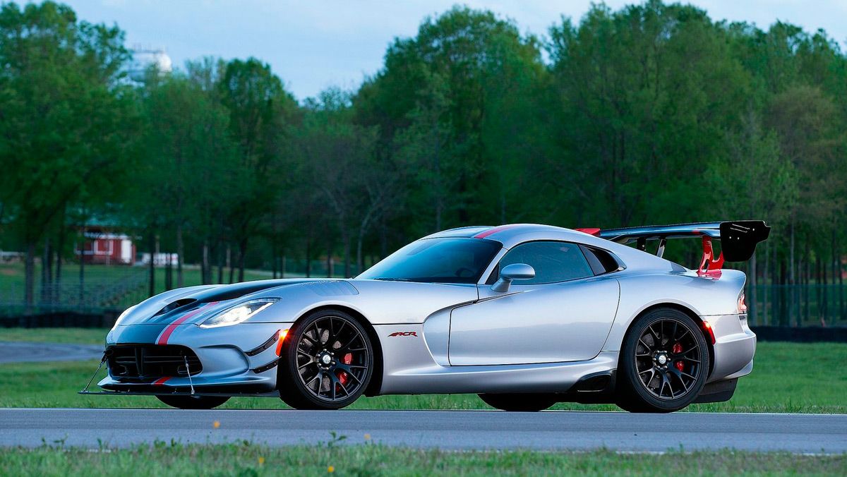 VÍDEO: Un Dodge Viper hace una salvada brutal en una drag race