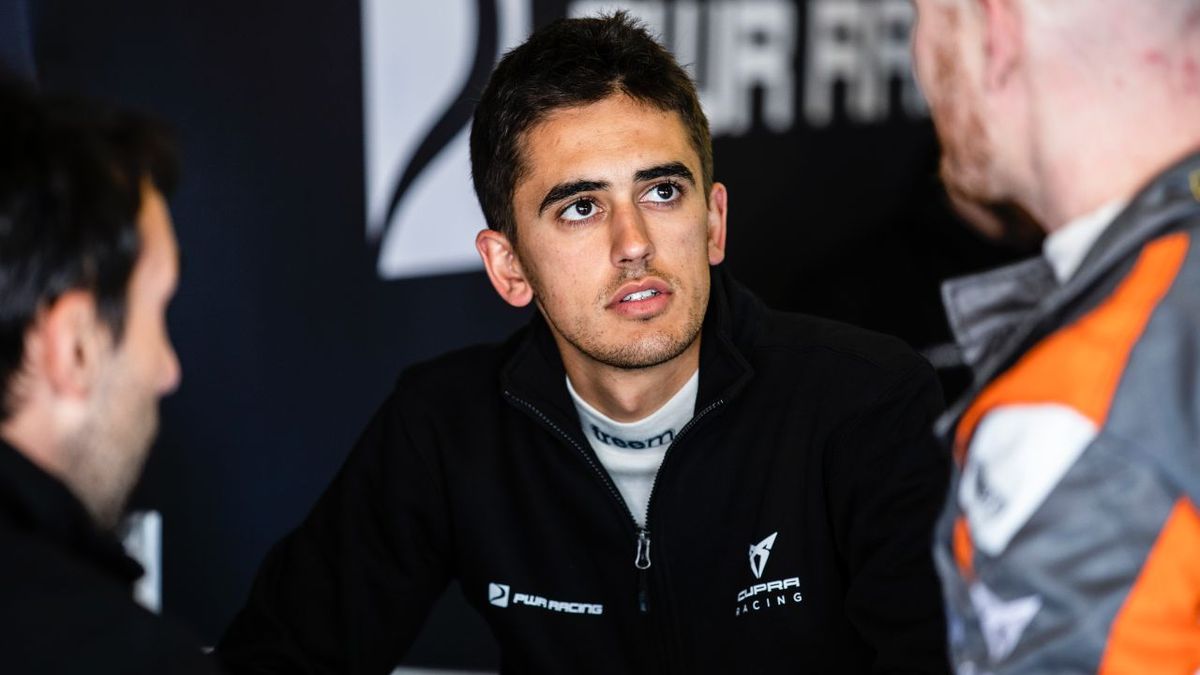 Mikel Azcona, único piloto español en el Mundial de Turismos en 2019