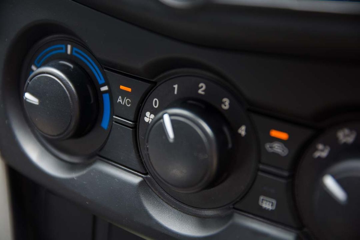 Cómo conducir un coche eléctrico: estos son los consejos imprescindibles