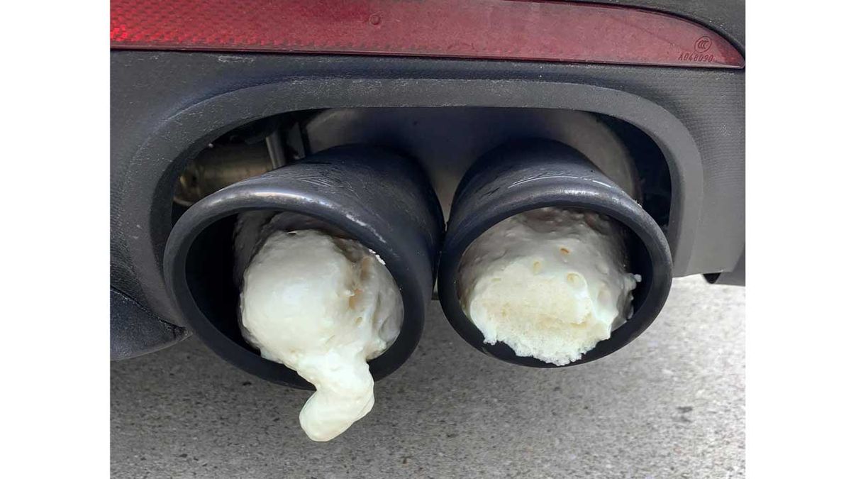 Alguien muy cabreado silencia el escape del Mustang de su vecino con ...