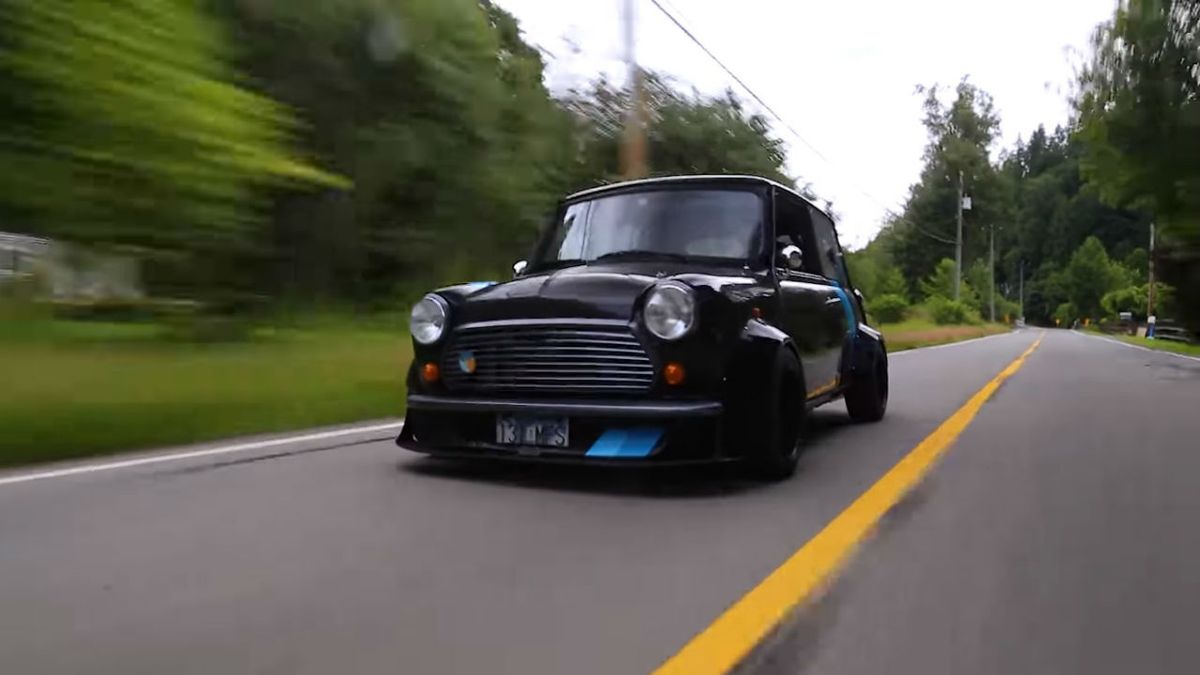 Este Mini monta el motor de una Kawasaki Ninja