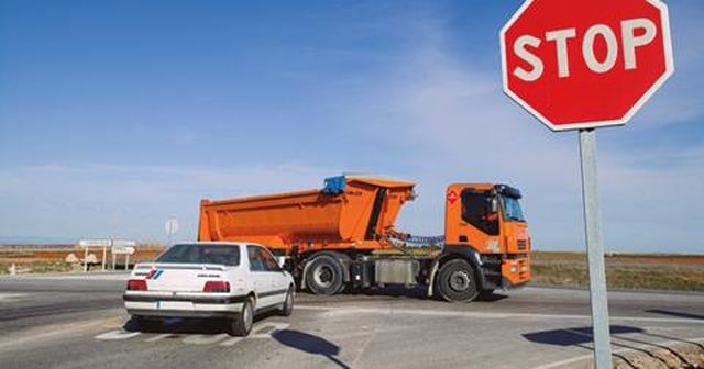 Ante una señal de STOP, ¿dónde debes detener el coche?