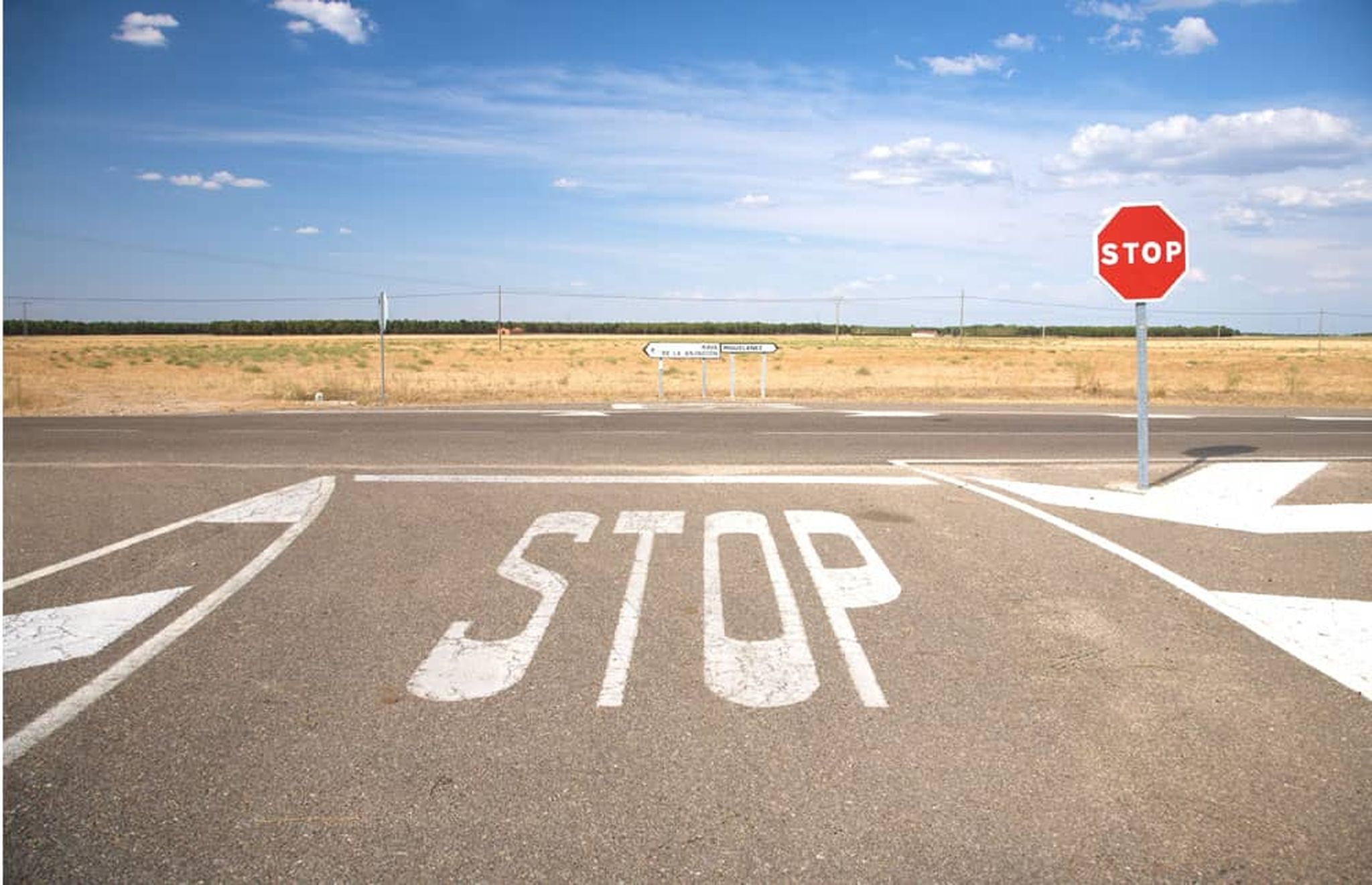 Ante una señal de STOP, ¿dónde debes detener el coche?