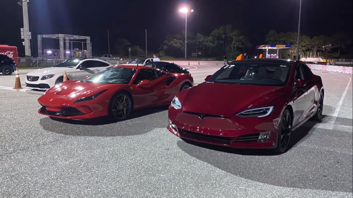 Vídeo: Tesla Model S Performance vs Ferrari F8 Tributo