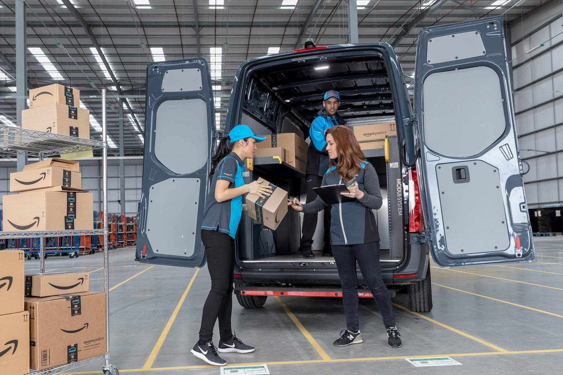 Los medios de transporte de un repartidor de Amazon