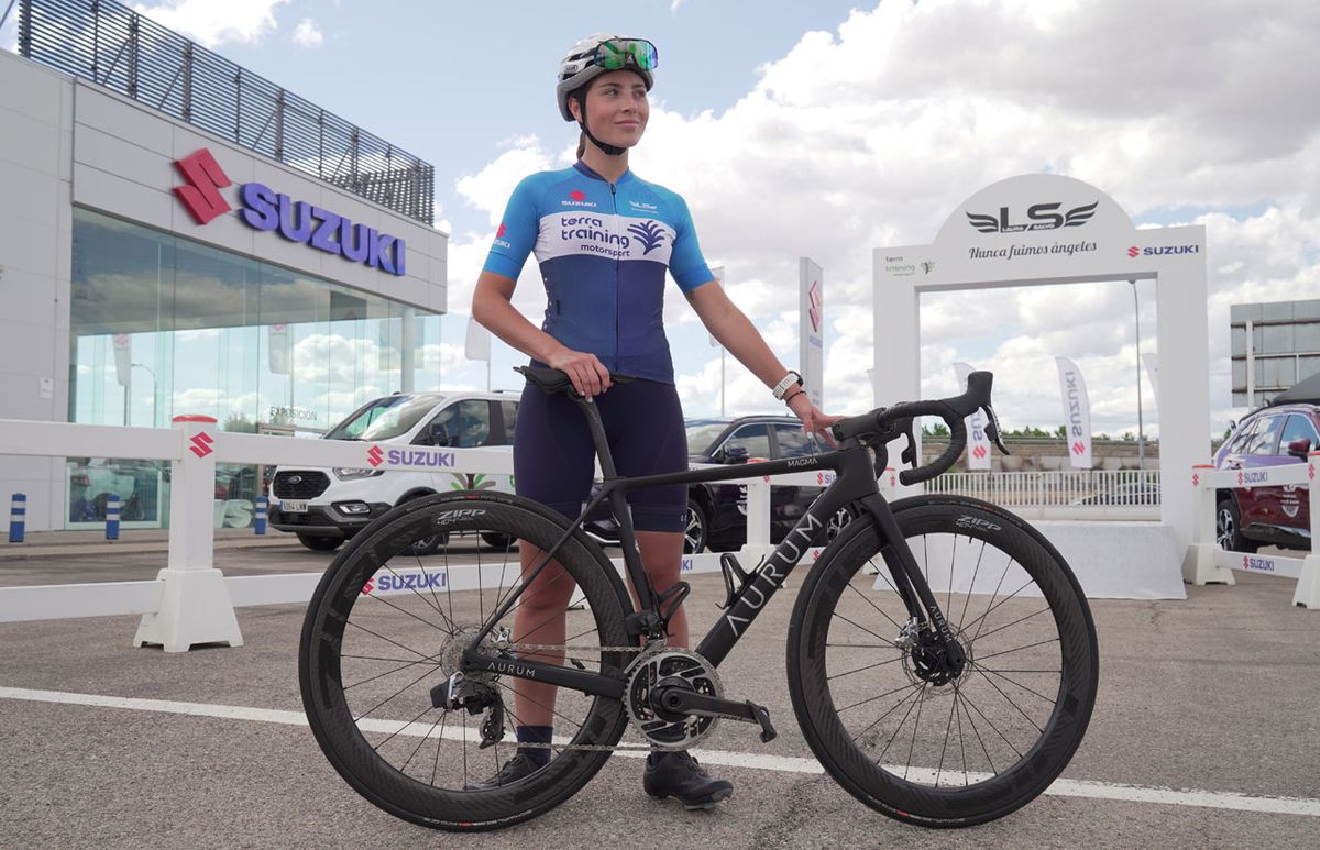 De Madrid a Lisboa en bici para rendir homenaje a la piloto Laura Salvo