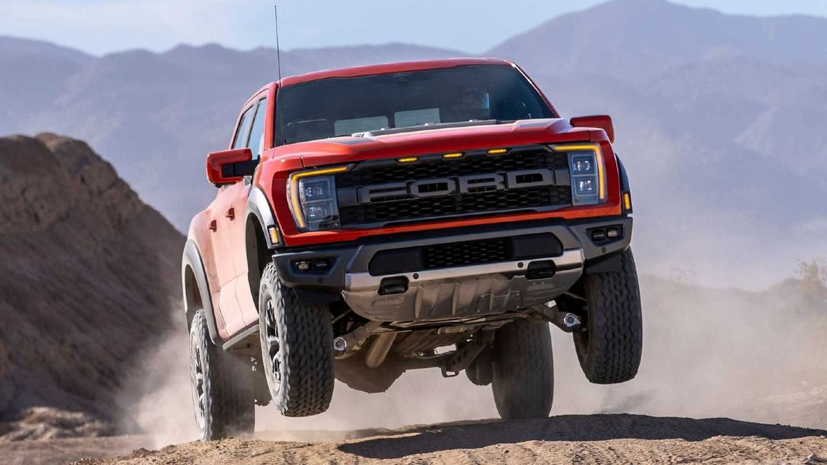 Se rompe una vértebra al saltar con un Ford F-150 Raptor