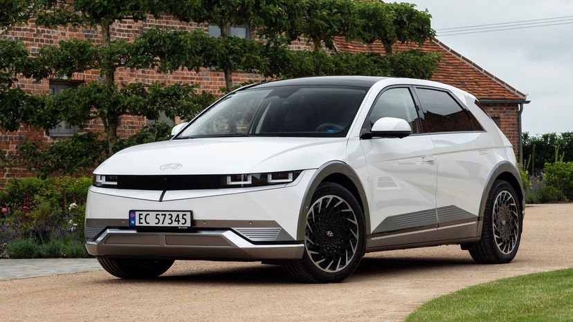 10 coches con paneles solares en el techo