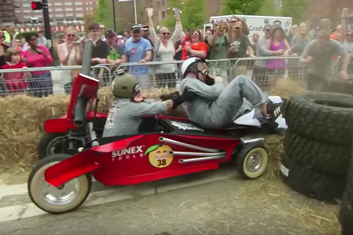 Así se la 'pegan' los divertidos Autos Locos de Red Bull | Auto Bild España