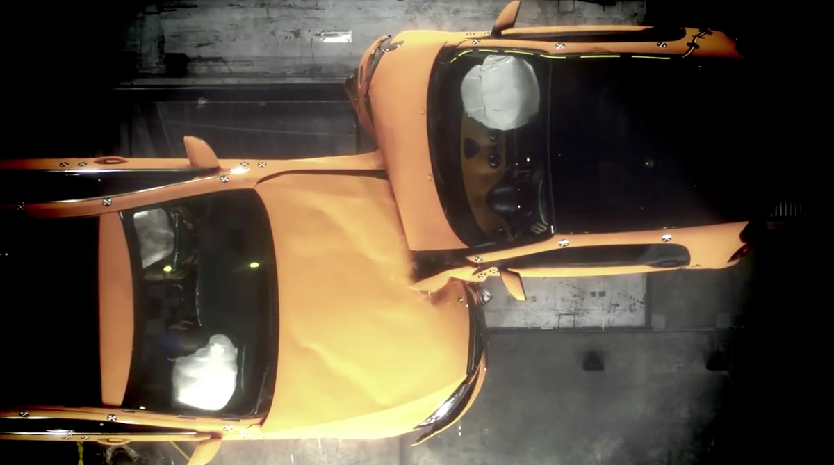 'Crash test' entre un Smart Fortwo y un Mercedes Clase S | Auto Bild España