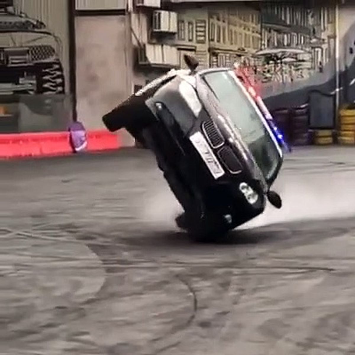 VÍDEO: ¿Burnout con el coche a dos ruedas? ¿Qué no? Mira... | Auto Bild ...