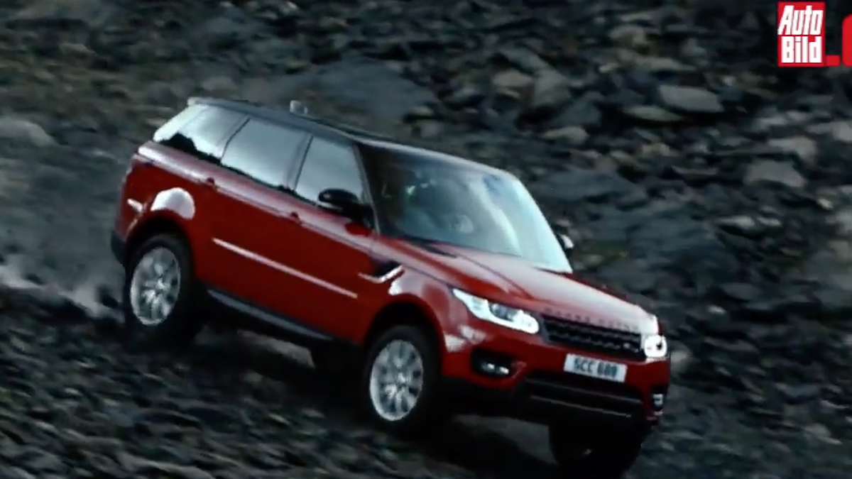 ¡Mira un Range Rover Sport volando montaña abajo!