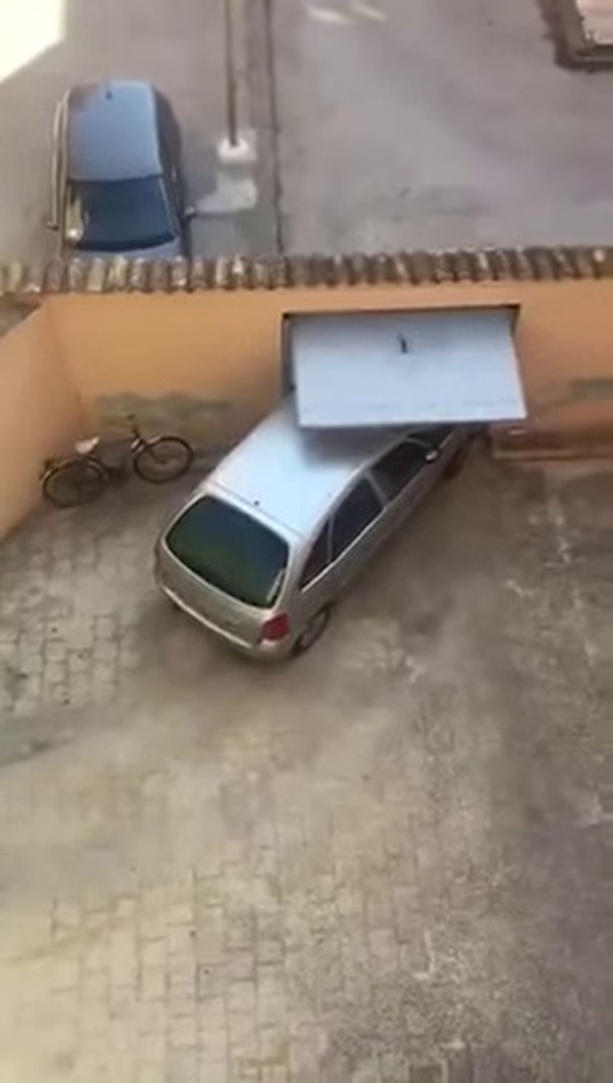VÍDEO: ¡Ver para creer! Cómo destrozar tu coche al salir de tu garaje ...