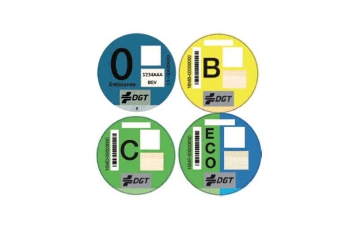 La DGT revela lo que significa la señal V-25 dentro de un coche