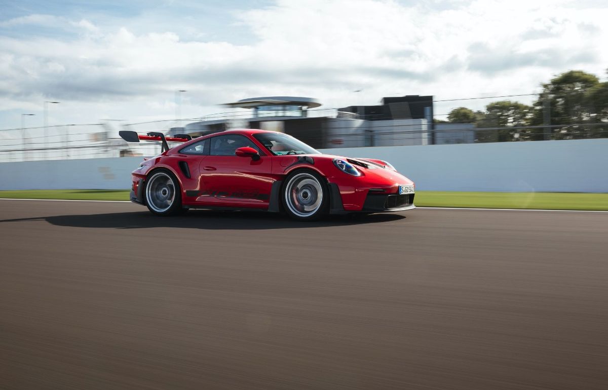 VÍDEO: Prueba Porsche 911 GT3 RS 2023 en Silverstone, su alerón gigante es el mejor aliado de ...