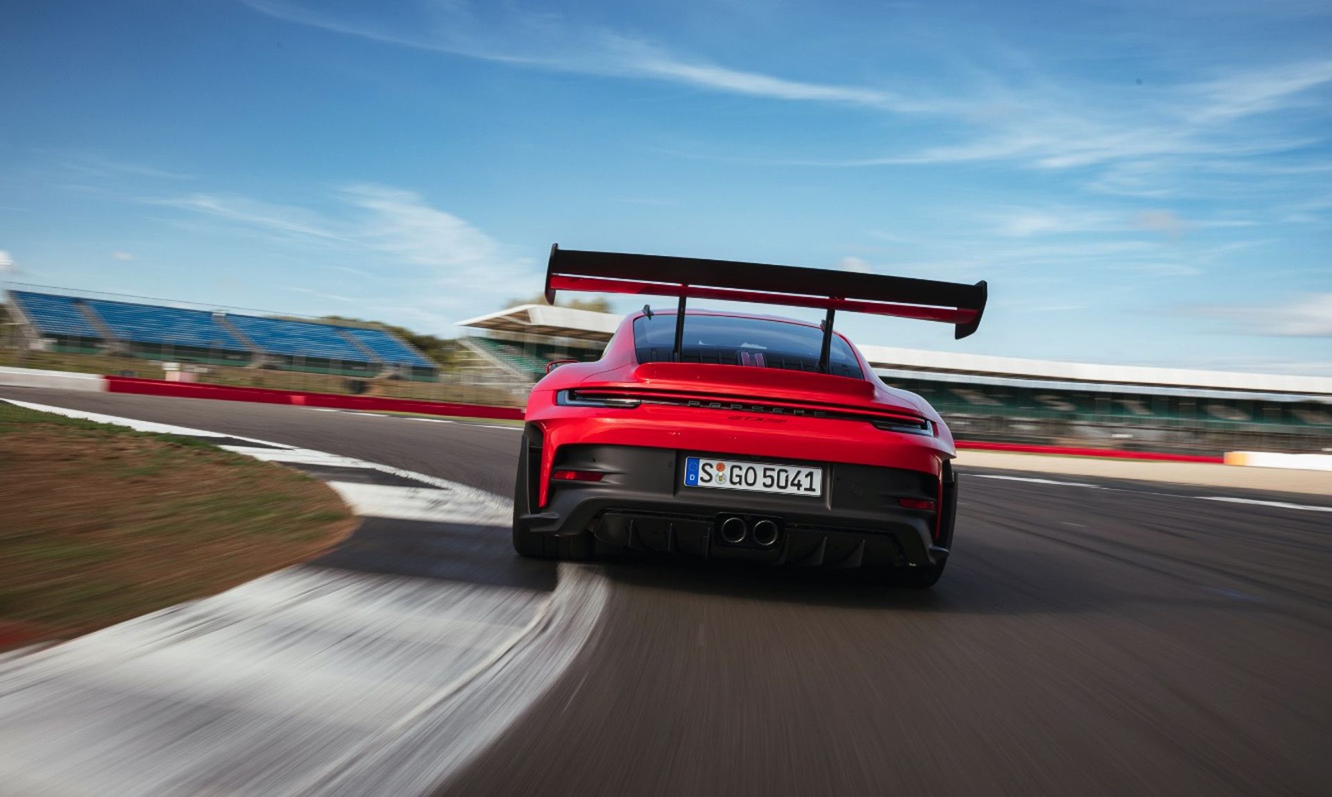 Prueba Porsche 911 GT3 RS 2023, mucha aerodinámica y 525 CV para un coche de carreras con matrícula