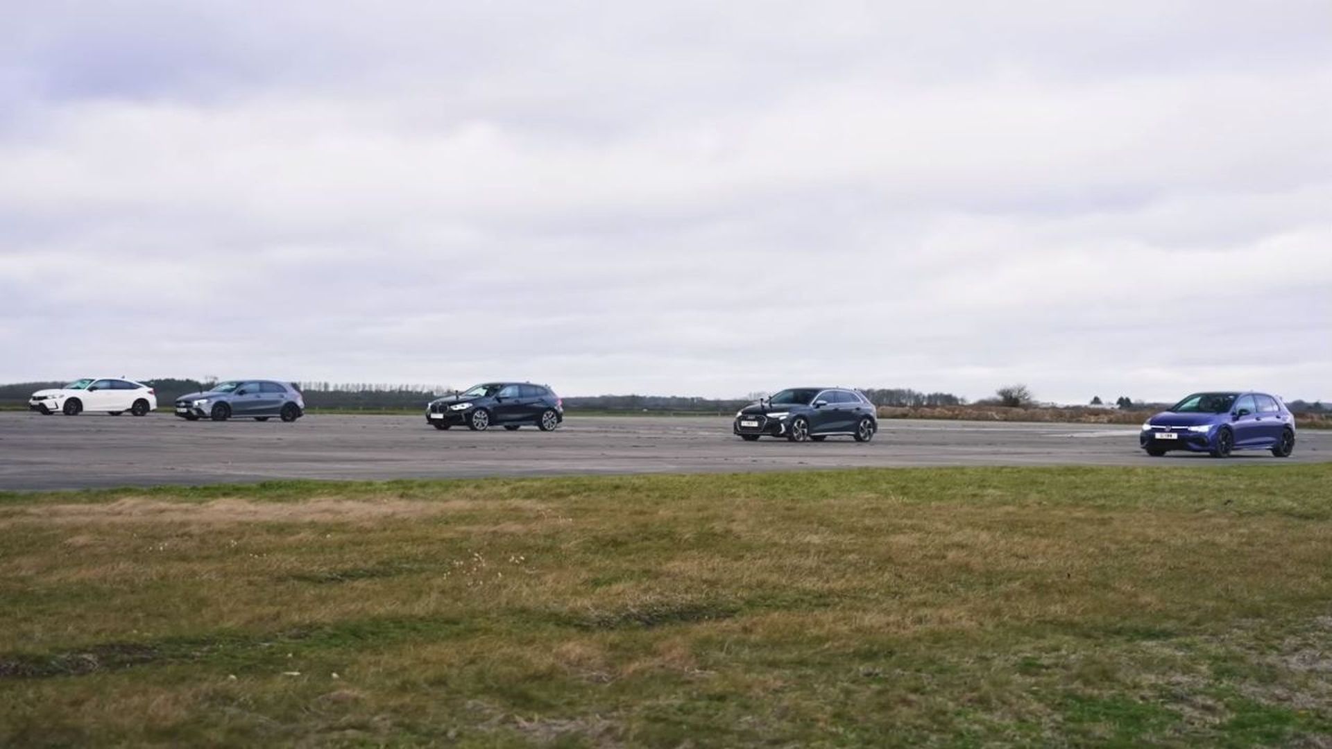 Vídeo: Honda Civic Type R vs BMW M135i vs Mercedes-AMG A 35 vs Audi S3 ...