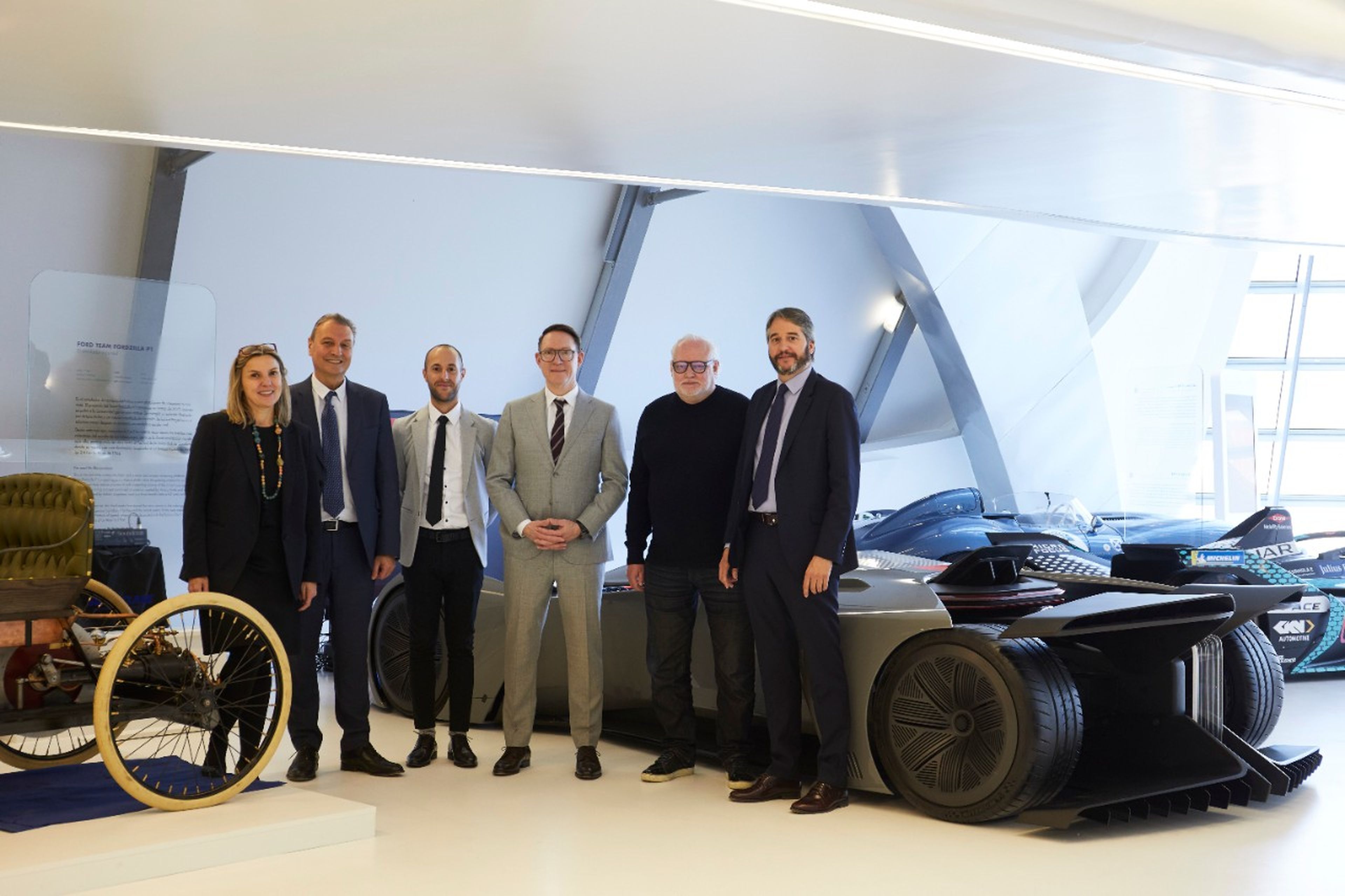 El Rey Felipe VI inaugura Mobility City con el Ford Team Fordzilla P1