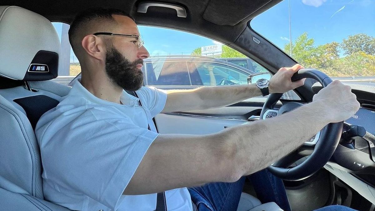 Karim Benzema presume de nuevo coche de alta gama