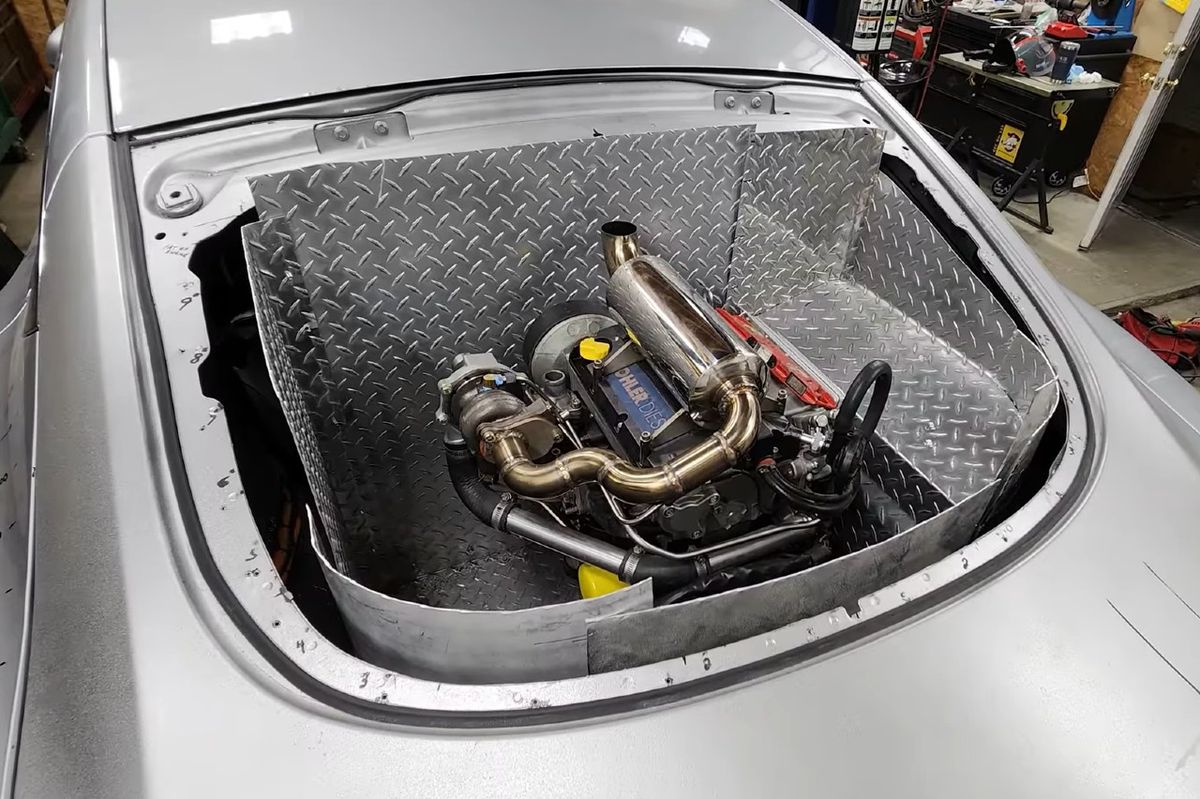 Así es el primer Tesla que se mueve con motor diésel