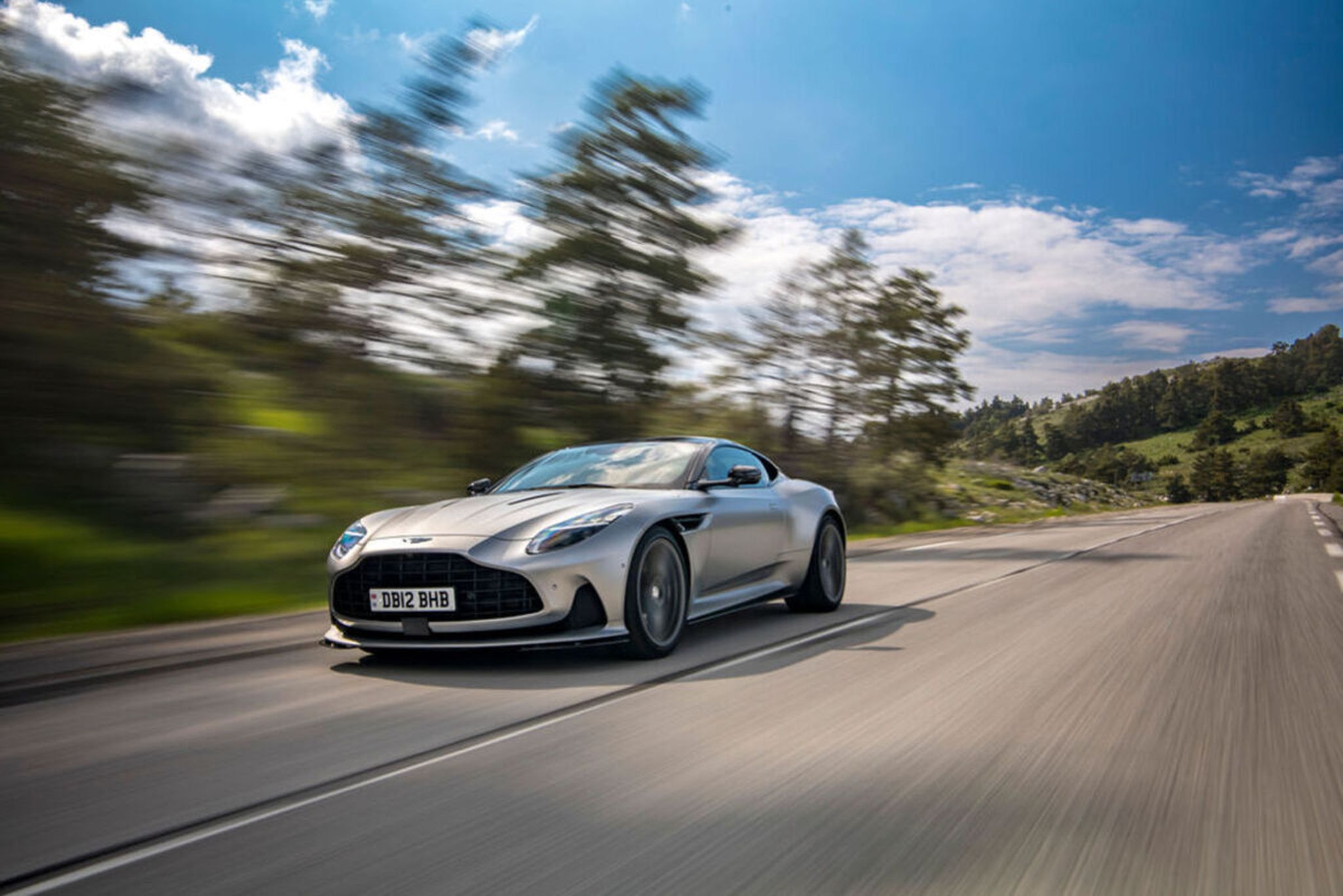 Aston Martin DB12 V8 680 CV: artículos y noticias sobre el nuevo modelo de lujo británico ...