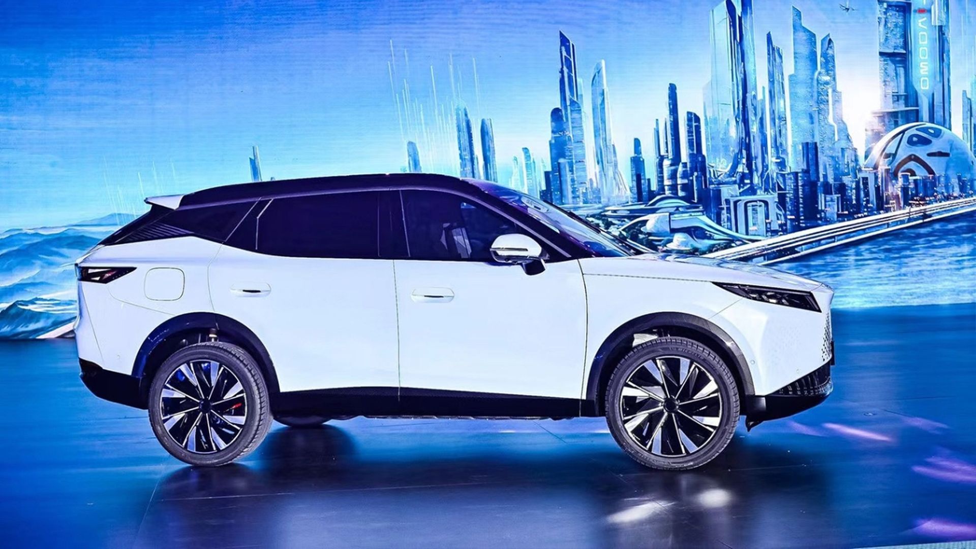 Omoda presenta su segundo coche, un SUV híbrido enchufable más grande ...