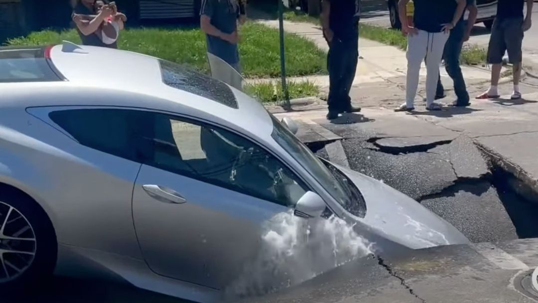 Un Lexus RC acaba en el fondo de un enorme socavón provocado por la ...