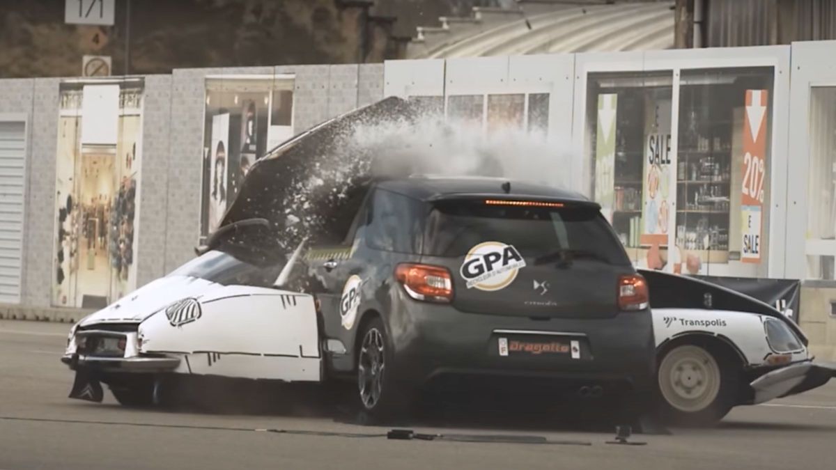 Un conductor destroza varios Citroën a 110 km/h para comprobar la ...