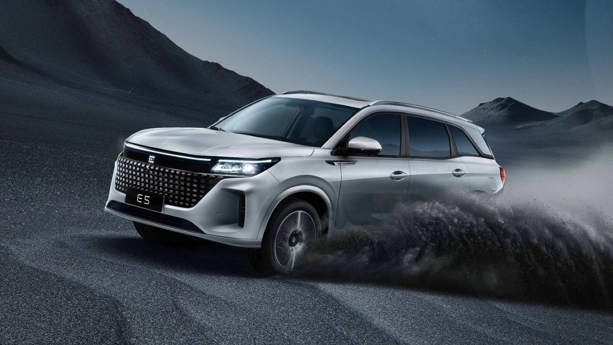 El DFSK E5 se presenta como el SUV híbrido enchufable de 7 plazas más barato del mercado