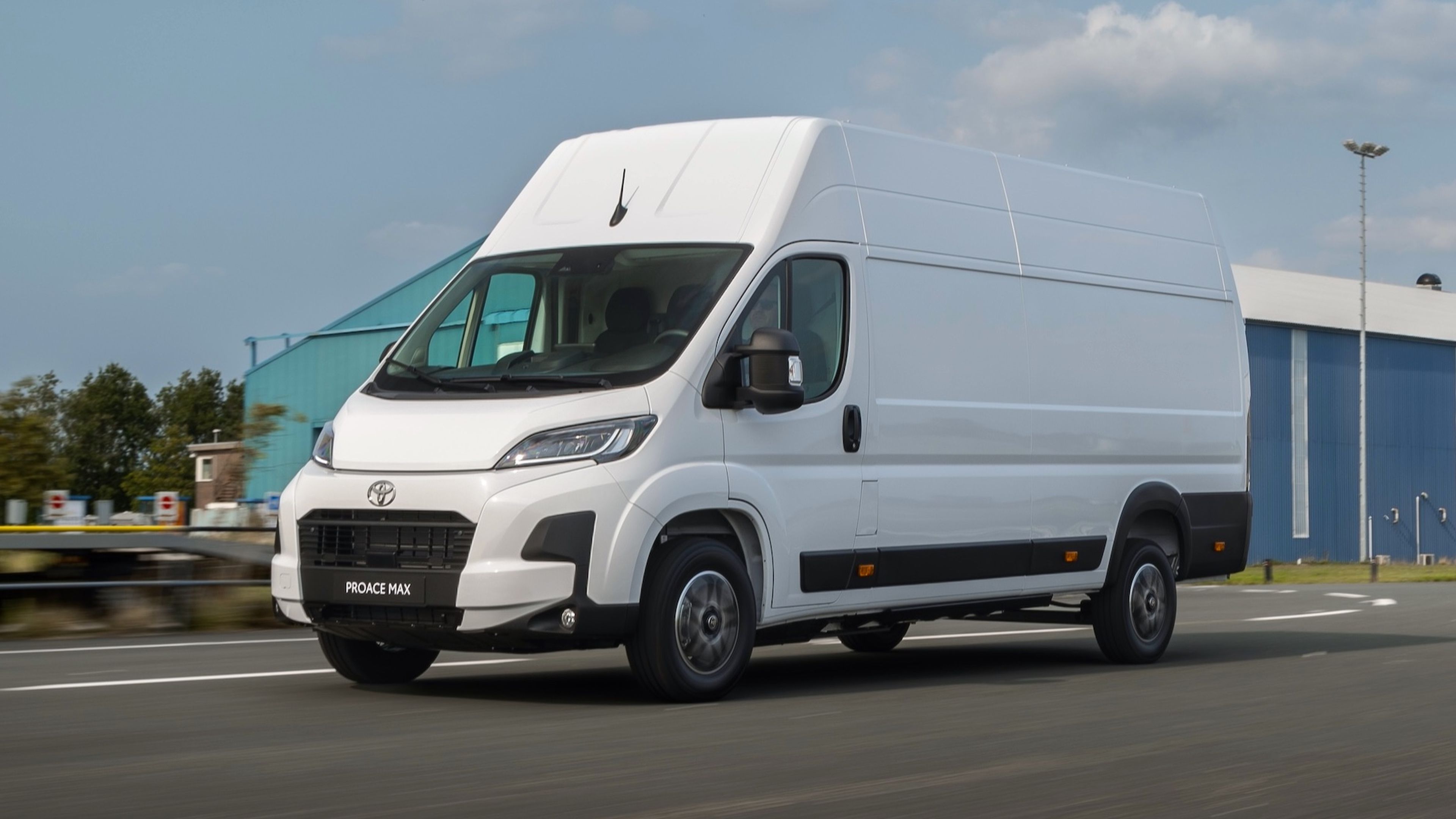El nuevo Proace Max es la última arma de Toyota y su gama Professional ...