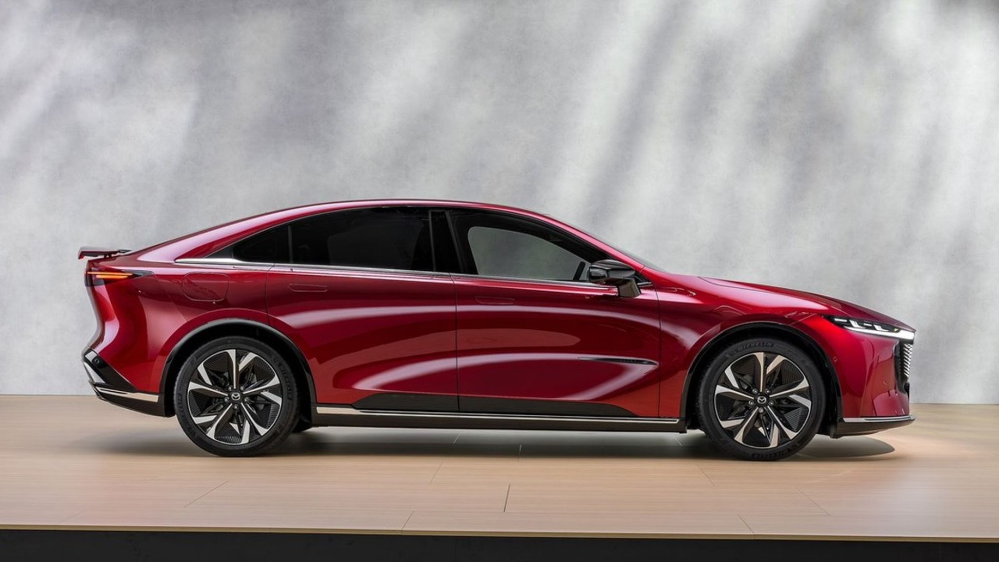 Mazda gira al coche eléctrico y presenta una berlina con capacidades ...