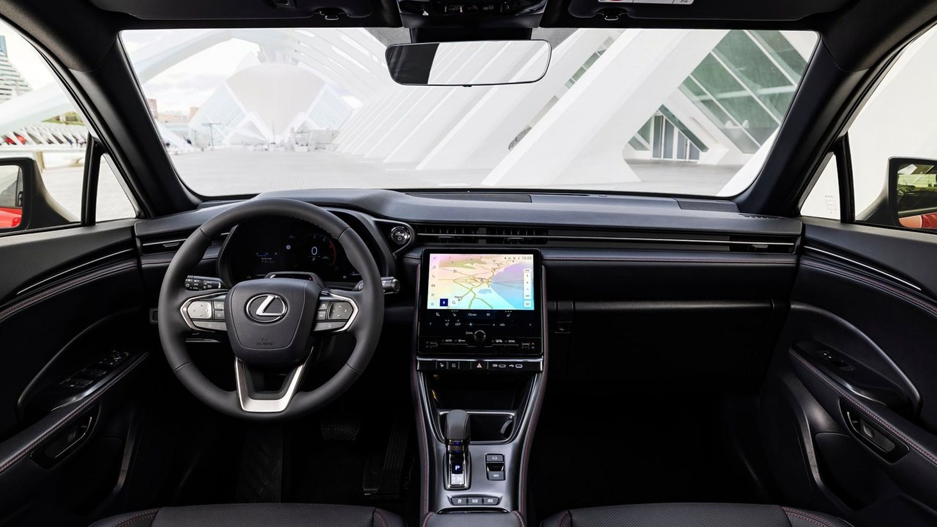 Así gira el Lexus LBX 2025, un SUV híbrido premium ahora con un descuentazo